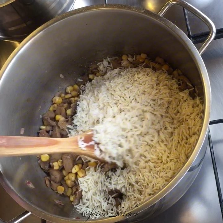 طريقة عمل رز بالخضره بنكهة الزبده - fatmee kitchen 🇱🇧🇰🇼 | كوك إنستا